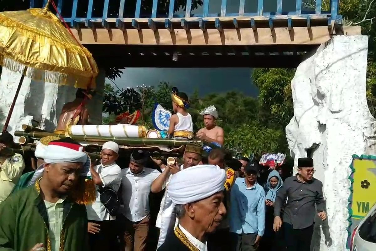 Sultan Buton La Ode Muhamad Izat Manarfa Wafat, Warga dan Sejumlah Tokoh Iringi Jenazah ke ...