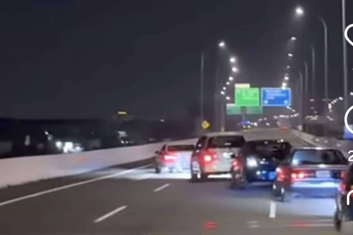 Pengemudi Konvoi Zig-zag di Tol Becakayu untuk Konten Jual Beli Mobil