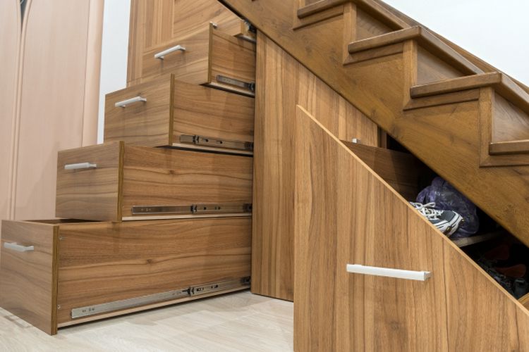 Ide Manfaatkan Ruang di Bawah Tangga, Penyimpanan hingga Meja Kerja