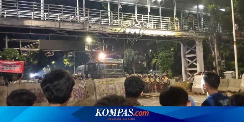 Massa Demo Tolak PPN 12 Persen Enggan Bubar, Polisi Pajang "Water Cannon" di Depan Mahasiswa