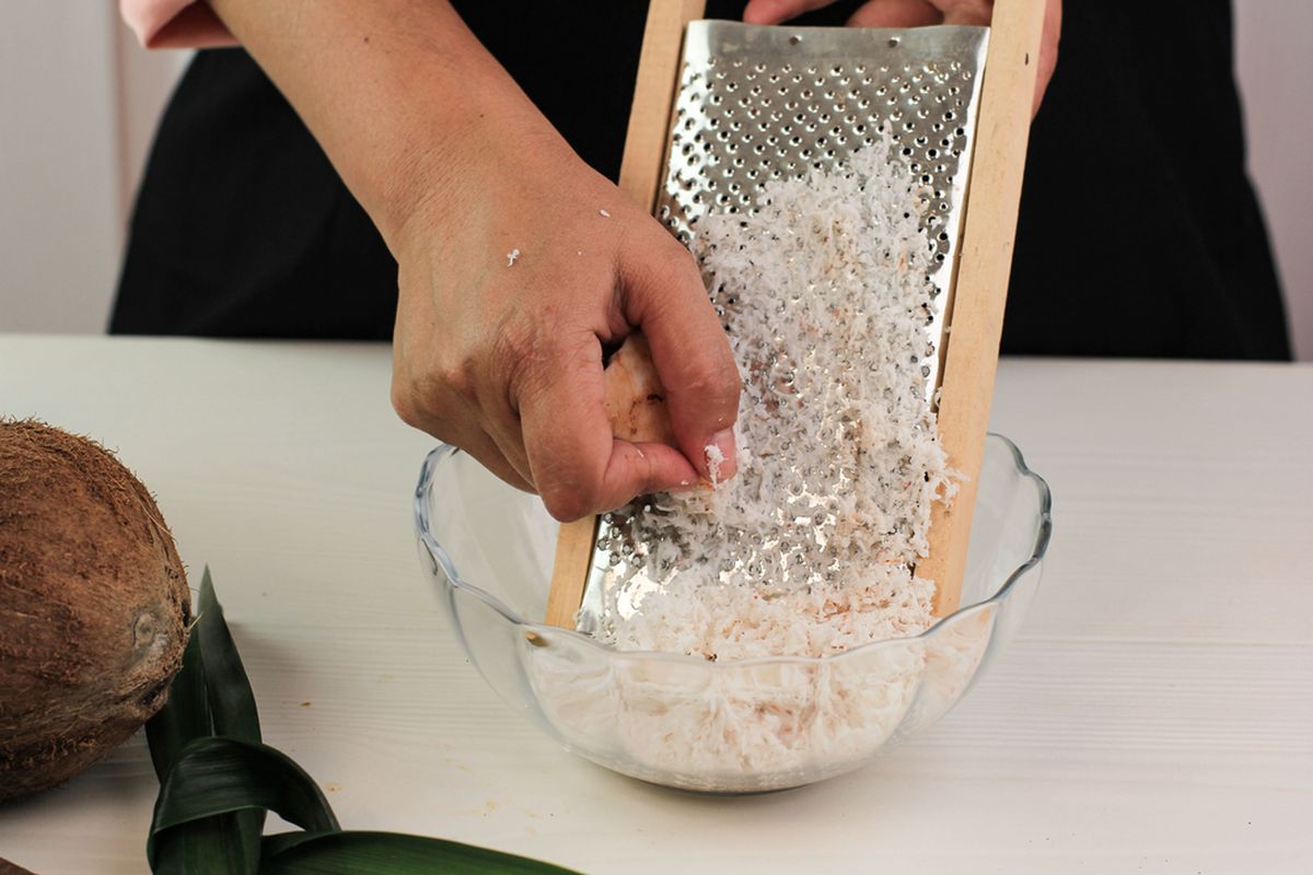 Mudah, Cara Menggunakan Pupuk Organik dari Ampas Kelapa Parut