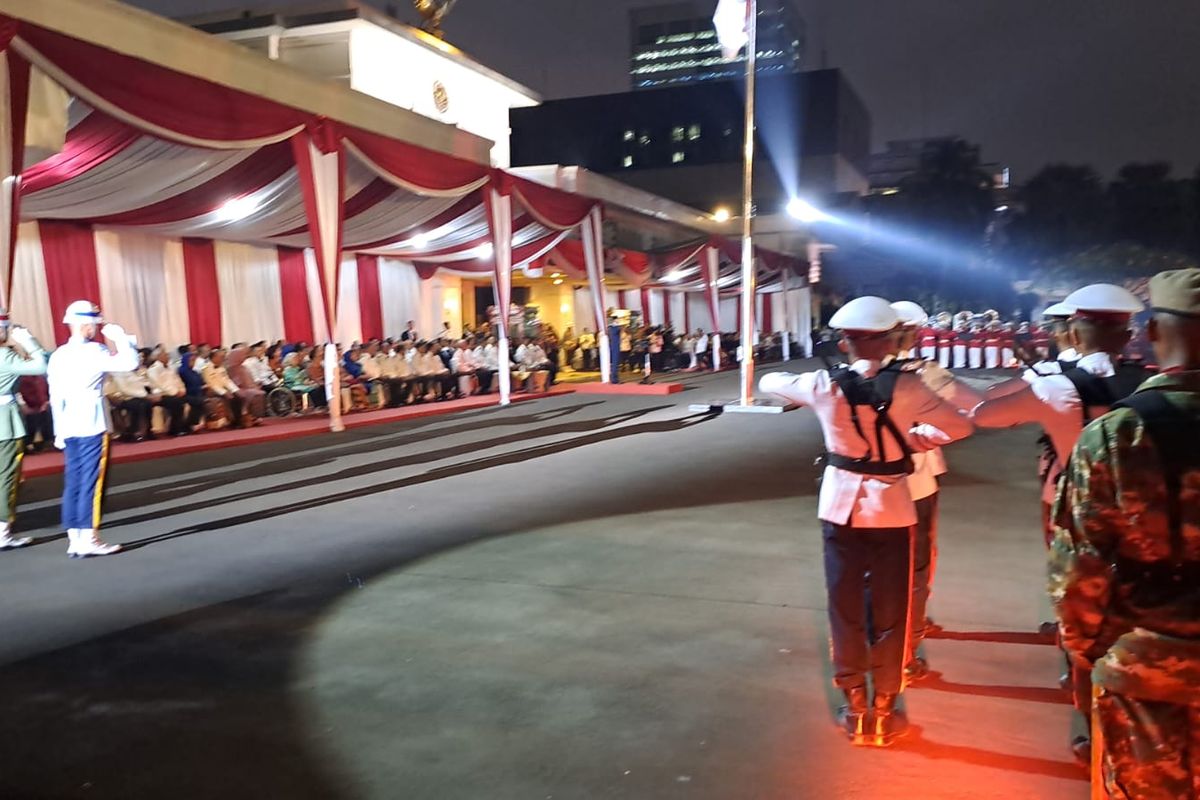 Disaksikan Prabowo dan SBY, Jokowi Pimpin Upacara Parade Senja di Kemenhan