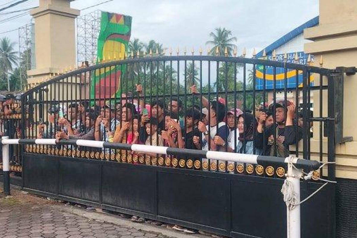 Warga Padati Polres Padang Pariaman, Berteriak Minta Pembunuh Gadis Penjual Gorengan Diperlihatkan