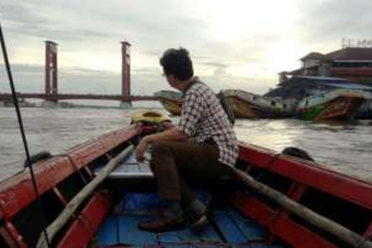 Pak Teguh dan Sungai Musi