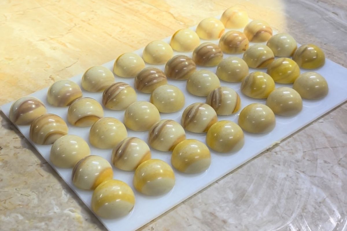 Cara Membuat Bola-Bola Cokelat Mengkilap Sempurna Ala Chef Kirsten Tibballs