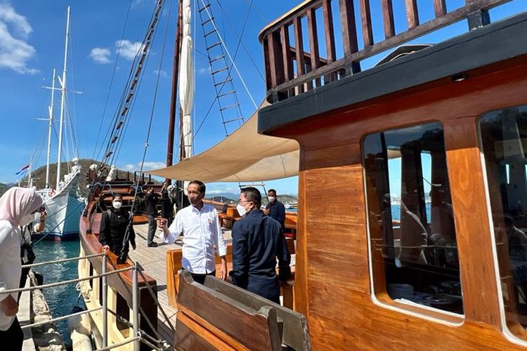 BERITA FOTO: Dari Labuan Bajo, Jokowi Naik Kapal Pinisi Menuju Pulau Rinca