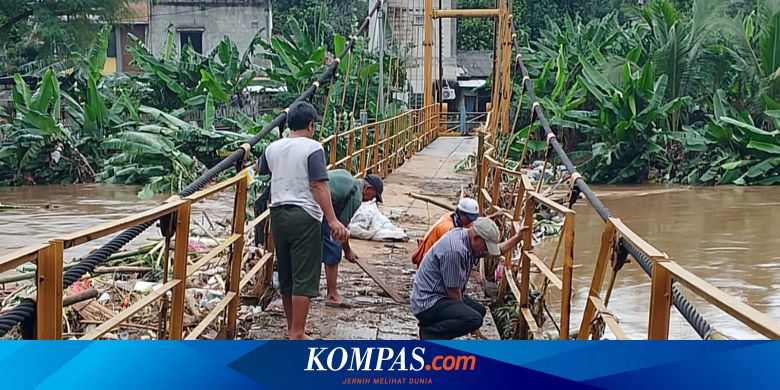 Jembatan Kuning Condet-Poltangan Sempat Lumpuh akibat Luapan Kali Ciliwung