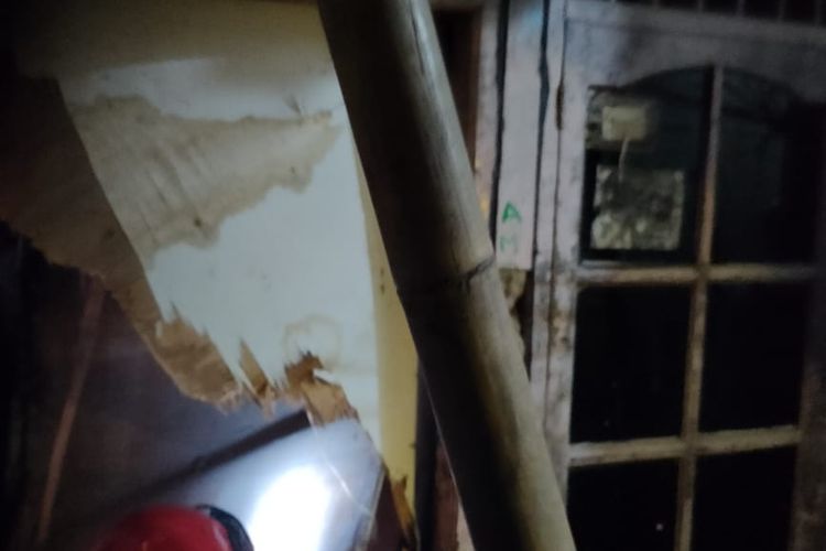Foto : Kisah Pilu Ibu dan Anak Meninggal Berpelukan Tertimpa Rumah Ambruk Foto : Kisah Pilu Ibu dan Anak Meninggal Berpelukan Tertimpa Rumah Ambruk
