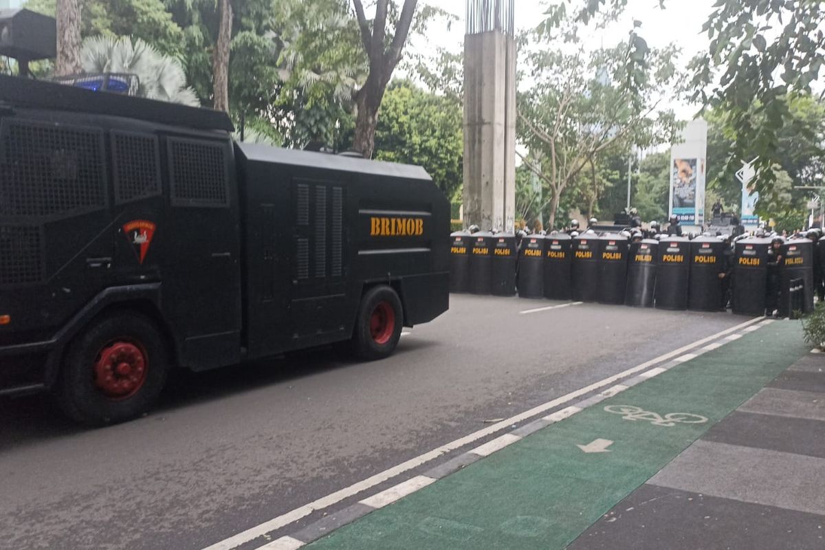 Polisi Blokade Gerbang Pancasila Belakang DPR, Massa Terpusat di Dekat GBK