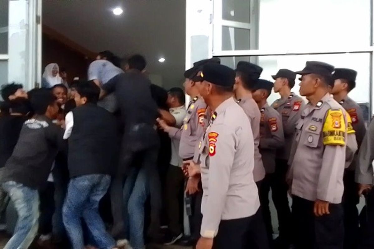 Demo di Palopo Ricuh, Mahasiswa Persoalkan Pernyataan Wali Kota