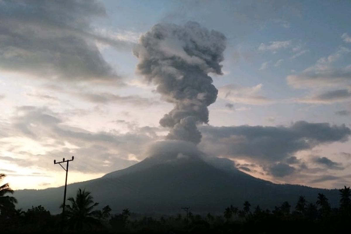 Gunung Lewotobi Meletus, Terdengar Ledakan Keras dan Kolom Abu 3,5 Km