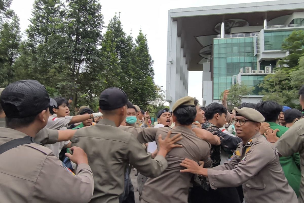 Mahasiswa Adu Mulut dengan Satpol PP Saat Aksi Buang Sampah di Pemkot ...