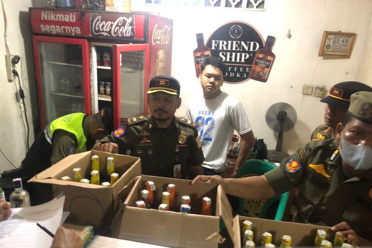 Ratusan Botol Miras di Cakung Disita Petugas, Pengamen dan "Pak Ogah" Juga Ikut Diciduk