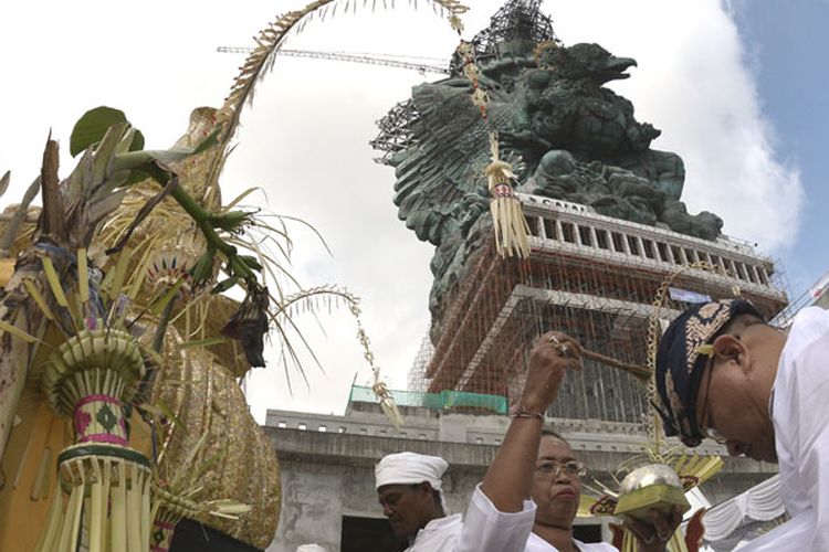 Patung GWK Akhirnya Tegak Berdiri Setelah 28 Tahun