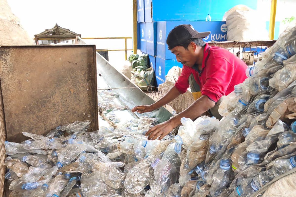 Koperasi Pemulung Tangsel: Raup Omzet Miliaran dari Sampah Botol Plastik