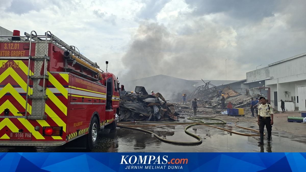 Susahnya Padamkan Api di Gudang Plastik Cengkareng Jakbar yang Sudah ...