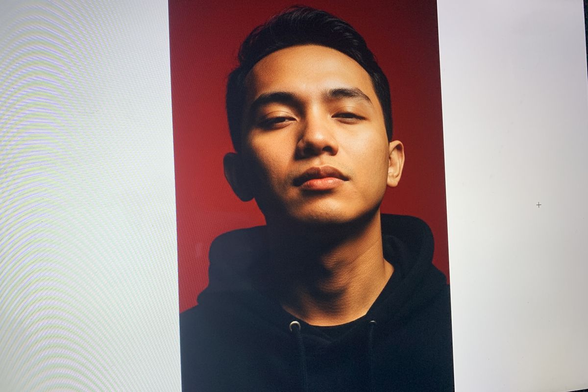 20 Contoh Prompt Gemini AI Foto Studio Background Merah Vertikal yang Keren