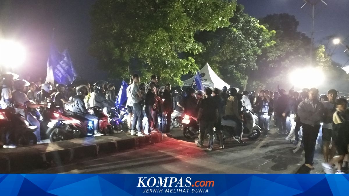 Persib Juara, Euforia Bobotoh Pecah di Luar Stadion GBLA