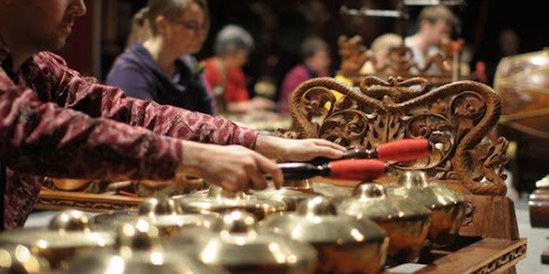 7 Contoh Alat Musik Ritmis dan Cara Menggunakannya - Kompas.com