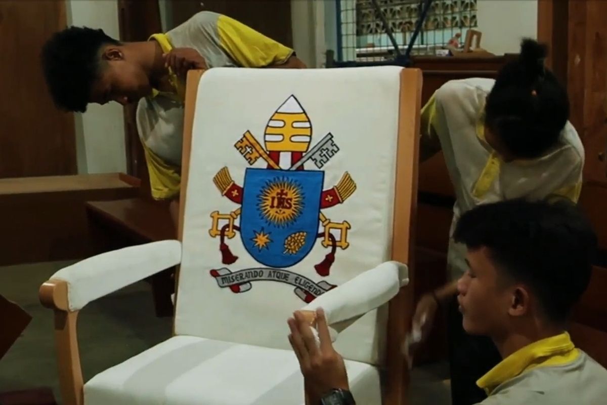 Mengintip Kursi Khusus untuk Paus Fransiskus di Indonesia, Buatan Siswa ...