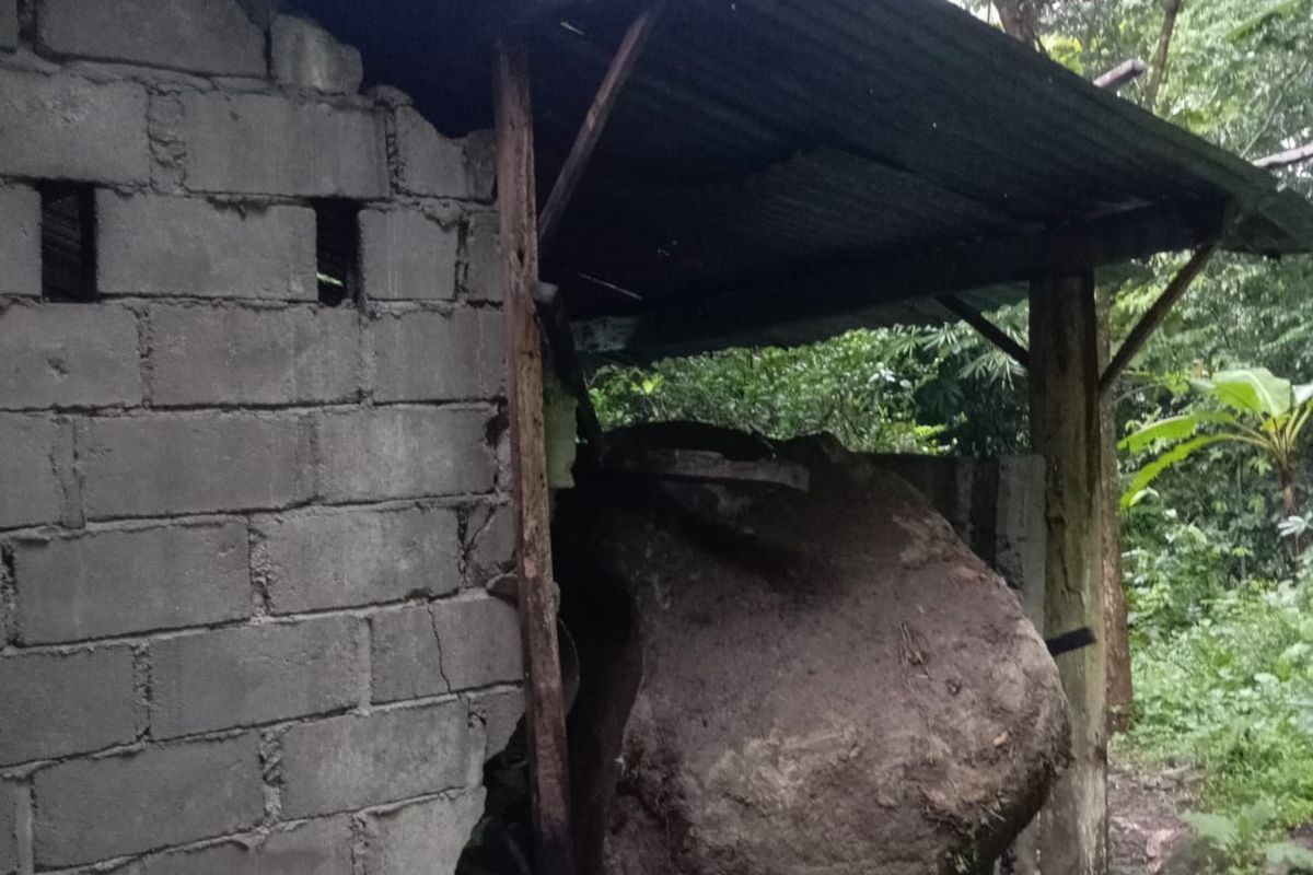 Batu Besar Menggelinding Timpa Rumah Warga di Sleman