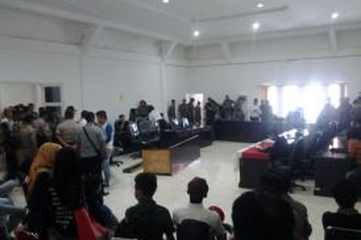 Mahasiswa Banting Meja, Demo Berakhir Ricuh