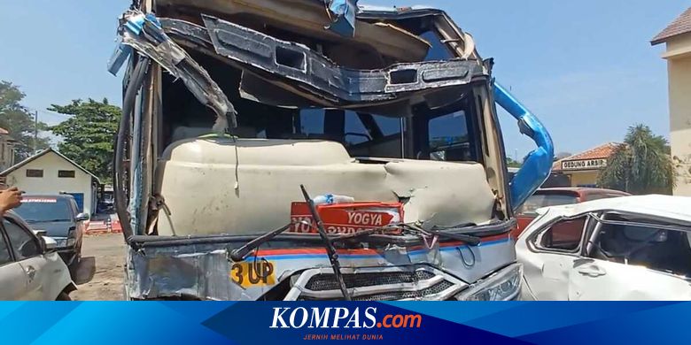 Diduga Terobos Lampu Merah, Bus Sugeng Rahayu Tabrak Rumah di Sragen ...