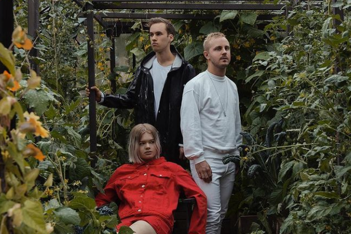 Lirik dan Chord Lagu Umbrella Versi Ember Island