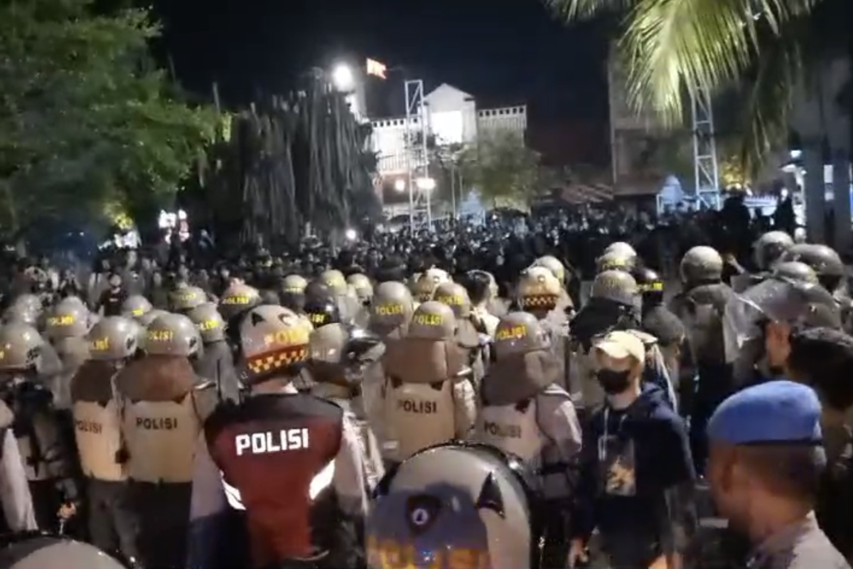 Massa Aksi Jogja Memanggil Lempar Botol dan Kembang Api Saat Polisi ...