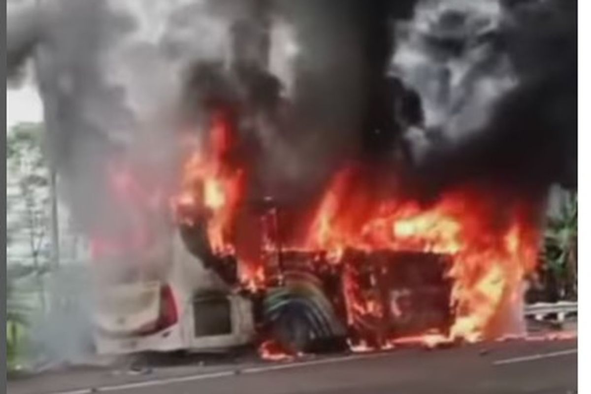 Bus Pelangi Hangus Terbakar di Tol Kualanmu Usai Ditabrak Hilux, Ini Kronologinya