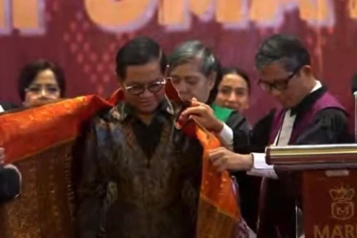 Momen Pramono Anung Dikalungi Ulos di Gereja HKI, Simbol Penghormatan ...