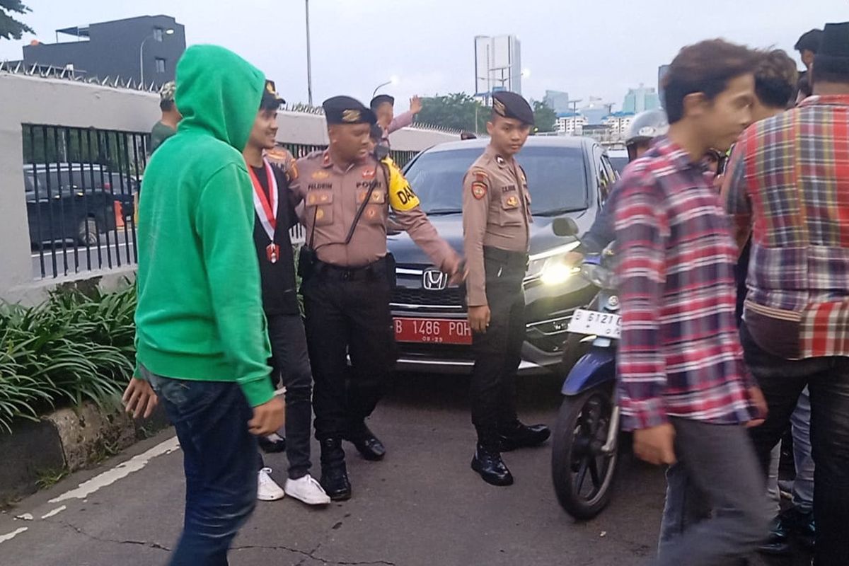 Sejumlah Orang Adang Mobil Pelat Merah saat Demo Tolak Perppu Cipta ...