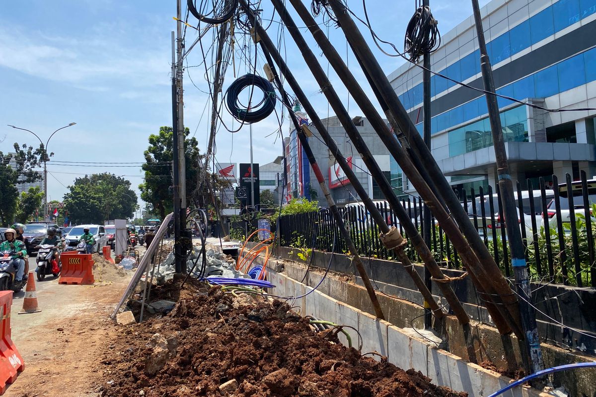Sejumlah Tiang Miring di Tebet, Warga: Bikin Takut, Kalau Jatuh Bahaya ...