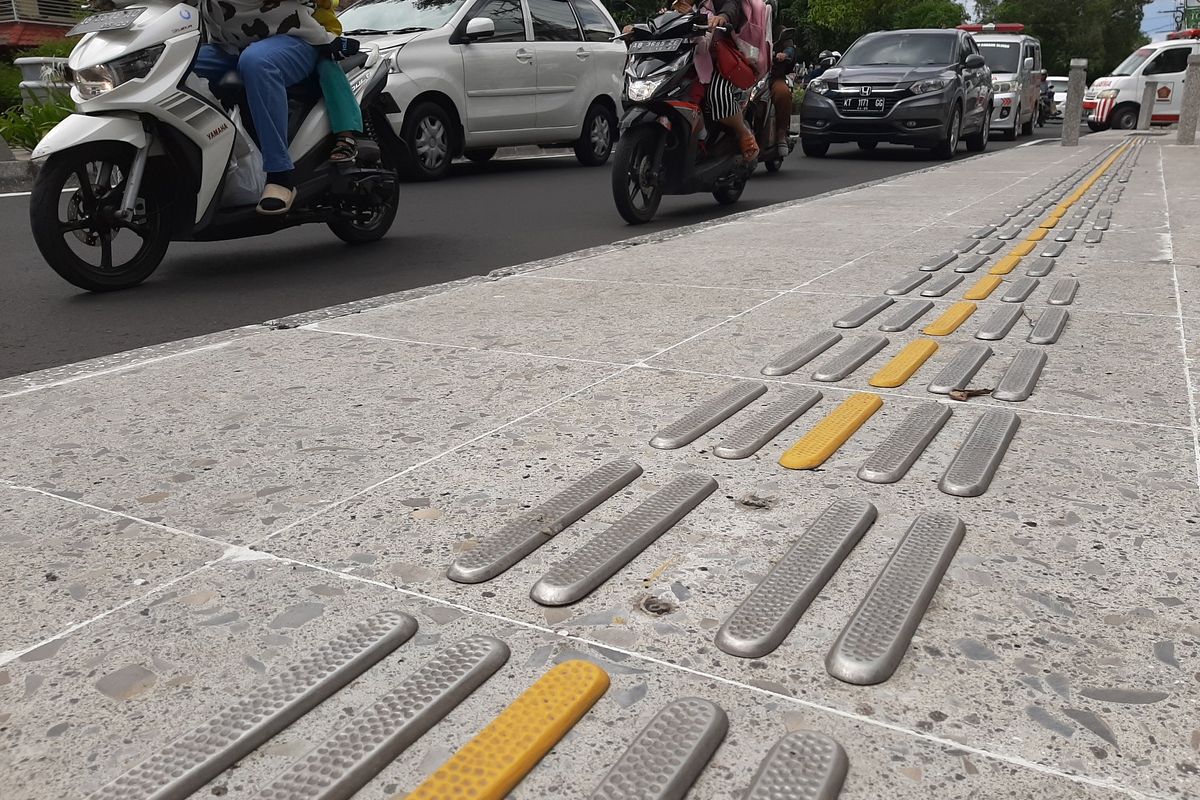 Ratusan "Guiding Block" di Pedestrian Jalan Suroto Yogyakarta Hilang
