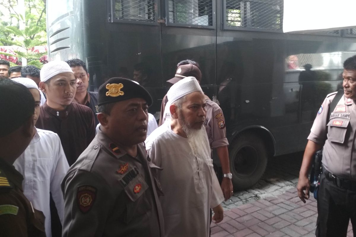 Eks Panglima Laskar Jihad Indonesia Didakwa Merusak Rumah Warga dengan ...