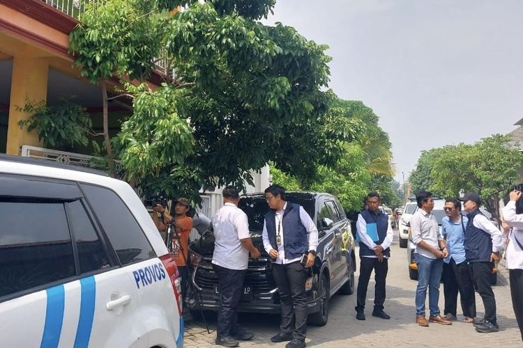 Foto : BNNP Jatim Geledah Rumah Oknum Polisi Terlibat Jaringan Narkoba ... Foto : BNNP Jatim Geledah Rumah Oknum Polisi Terlibat Jaringan Narkoba ...