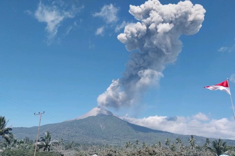 Gunung Lewotobi di NTT Kembali Meletus, Semburkan Abu Vulkanik Tebal Setinggi 1 Km