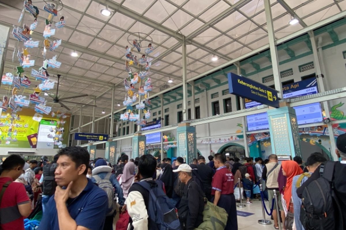 Stasiun Pasar Senen Mulai Dipadati Pemudik: Antrean Mengular, Bahu Saling Bersenggolan