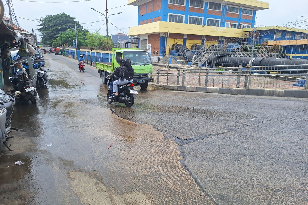 Tanggul Pantai Mutiara Rembes, Banyak Pengendara Tergelincir di Jalan