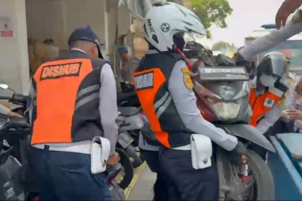 Gara-gara Parkir Sembarangan di Bahu Jalan Jaktim, 13 Mobil dan 42 ...