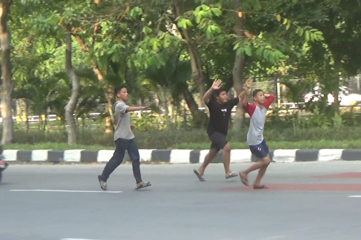 Aksi Bocah Adang Truk Trailer Bikin Resah Pengendara Motor