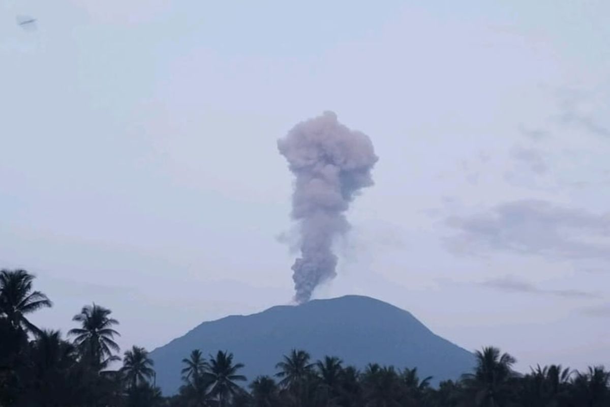 Gunung Ibu Kembali Erupsi, Abu Vulkanis Menyembur Setinggi 1.000 Meter