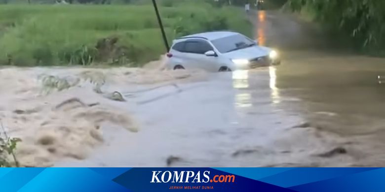 Nekat Terobos Banjir, Mobil Toyota Rush Terseret Arus di Bekasi