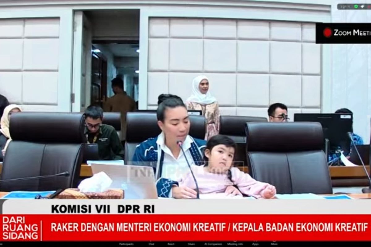 Momen Rahayu Saraswati Kembali Pangku Anak Saat Pimpin Rapat di DPR