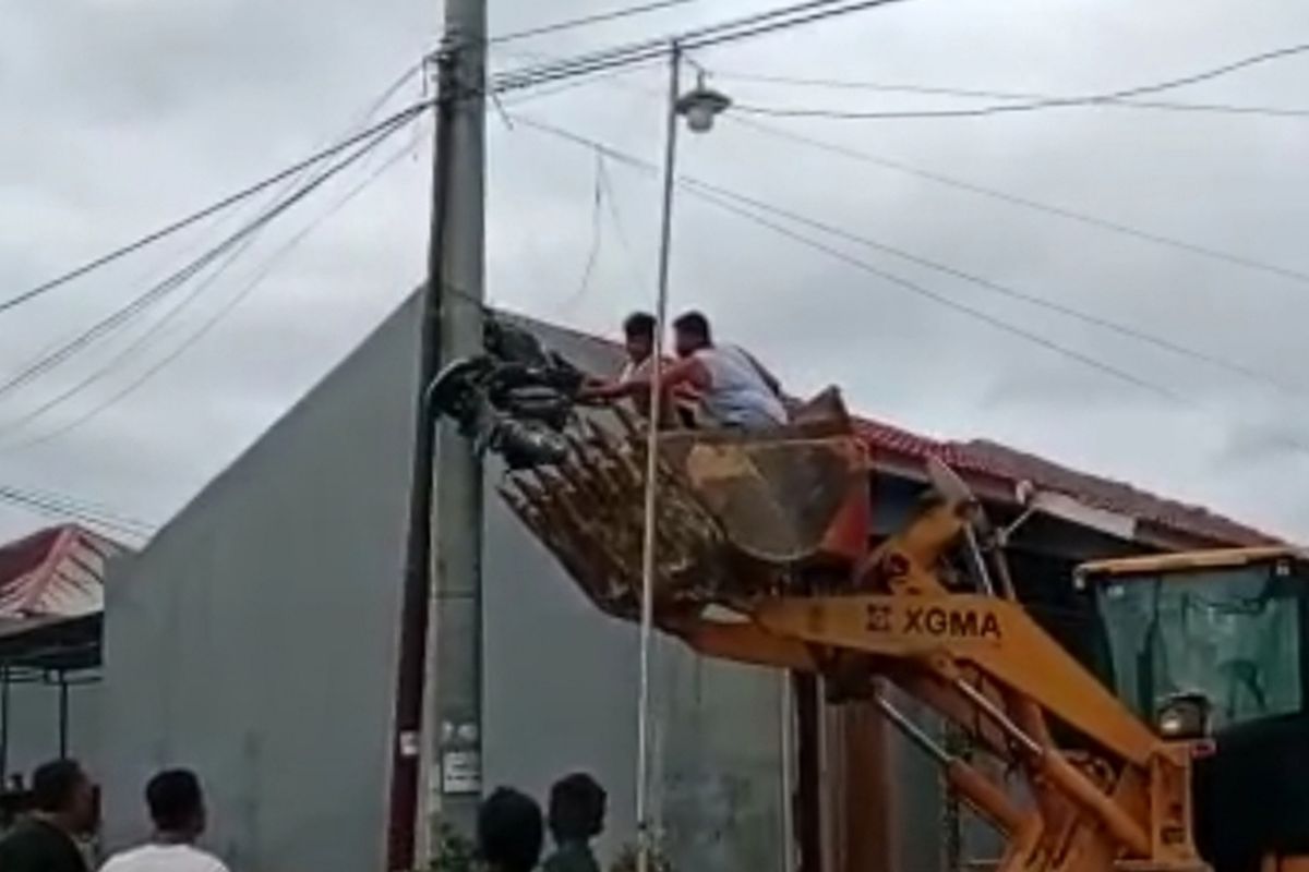 Geram dengan Pencurian BBM, Warga di Kendari Gantung Motor Maling di Tiang Listrik