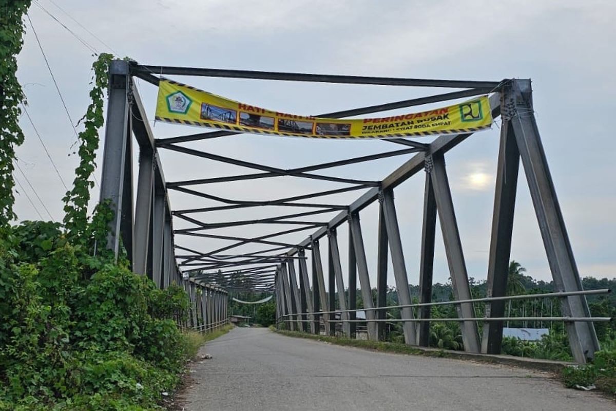 Jembatan Penghubung 2 Kabupaten di Aceh Miring dan Nyaris Ambruk