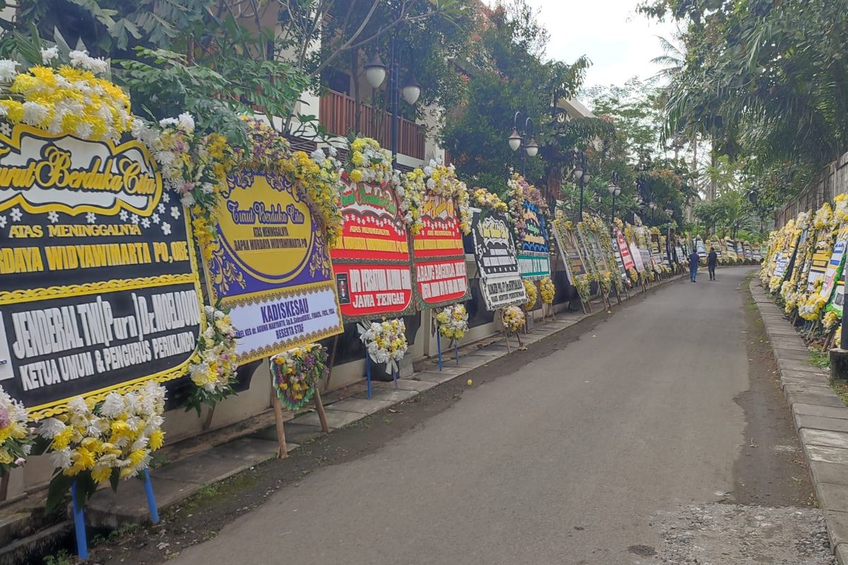 Karangan Bunga Penuhi Rumah Duka Murdaya Poo di Magelang, Ada Megawati ...