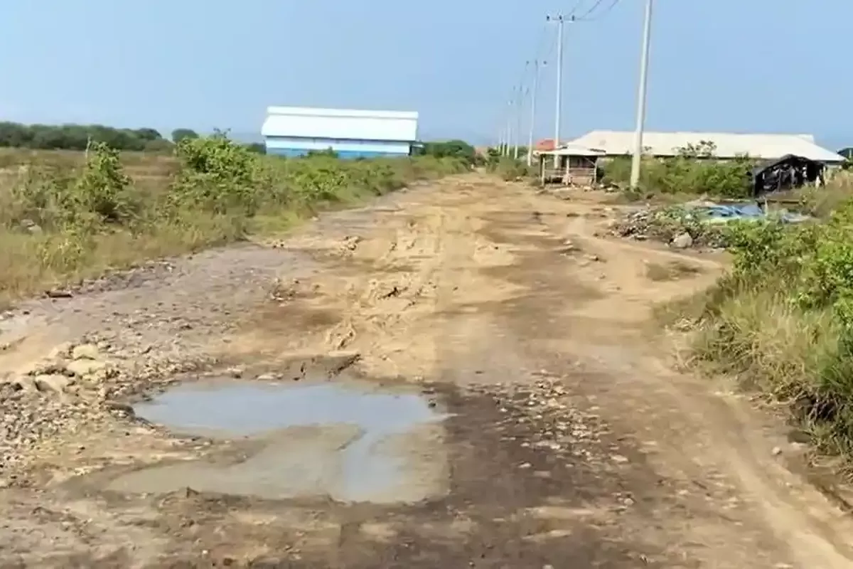 50 Tahun Tak Diaspal, Jalan Sentra Garam di Cirebon Rusak Parah