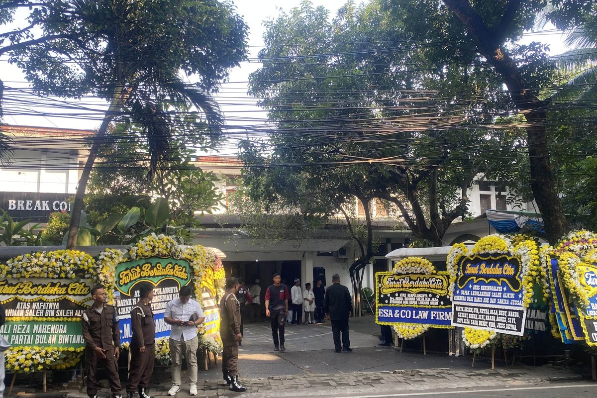 Pelayat Terus Berdatangan ke Rumah Duka Eks Jaksa Agung Abdul Rahman Saleh
