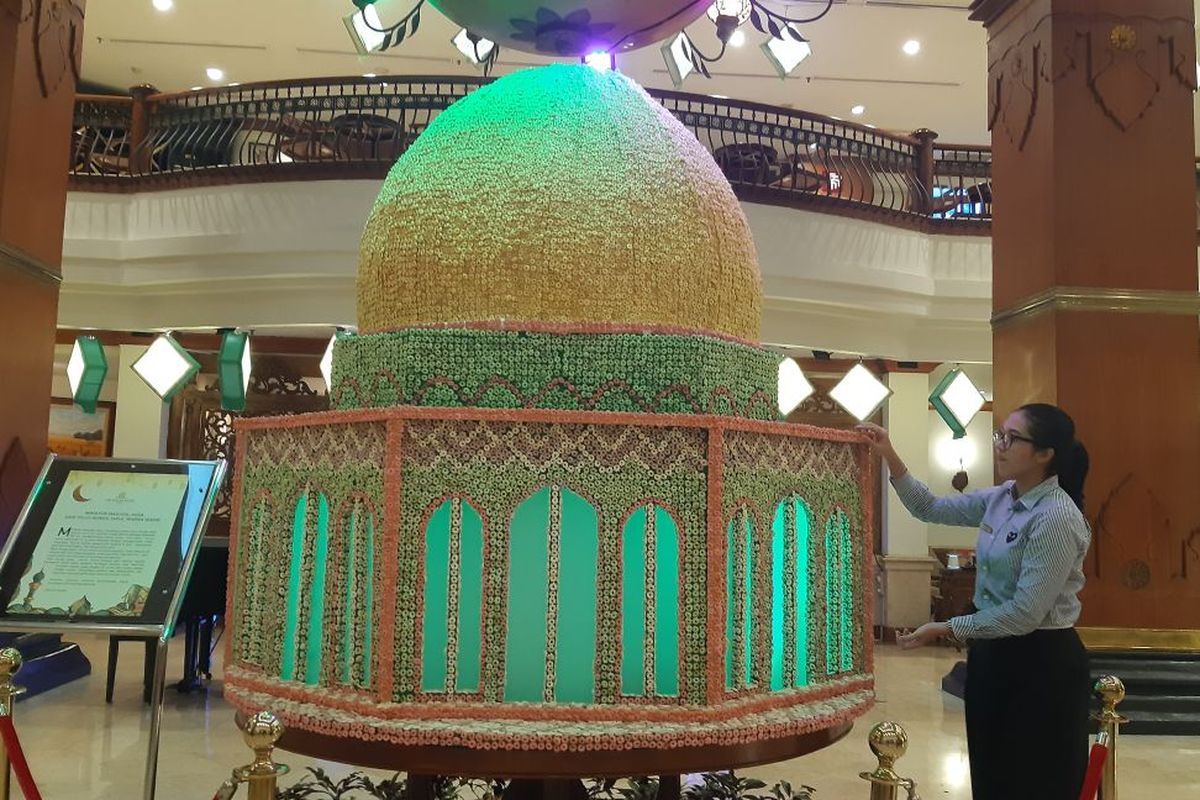 Miniatur Masjid Aqsa dari Pilus Warna-warni Hiasi Lobi Hotel di Solo ...